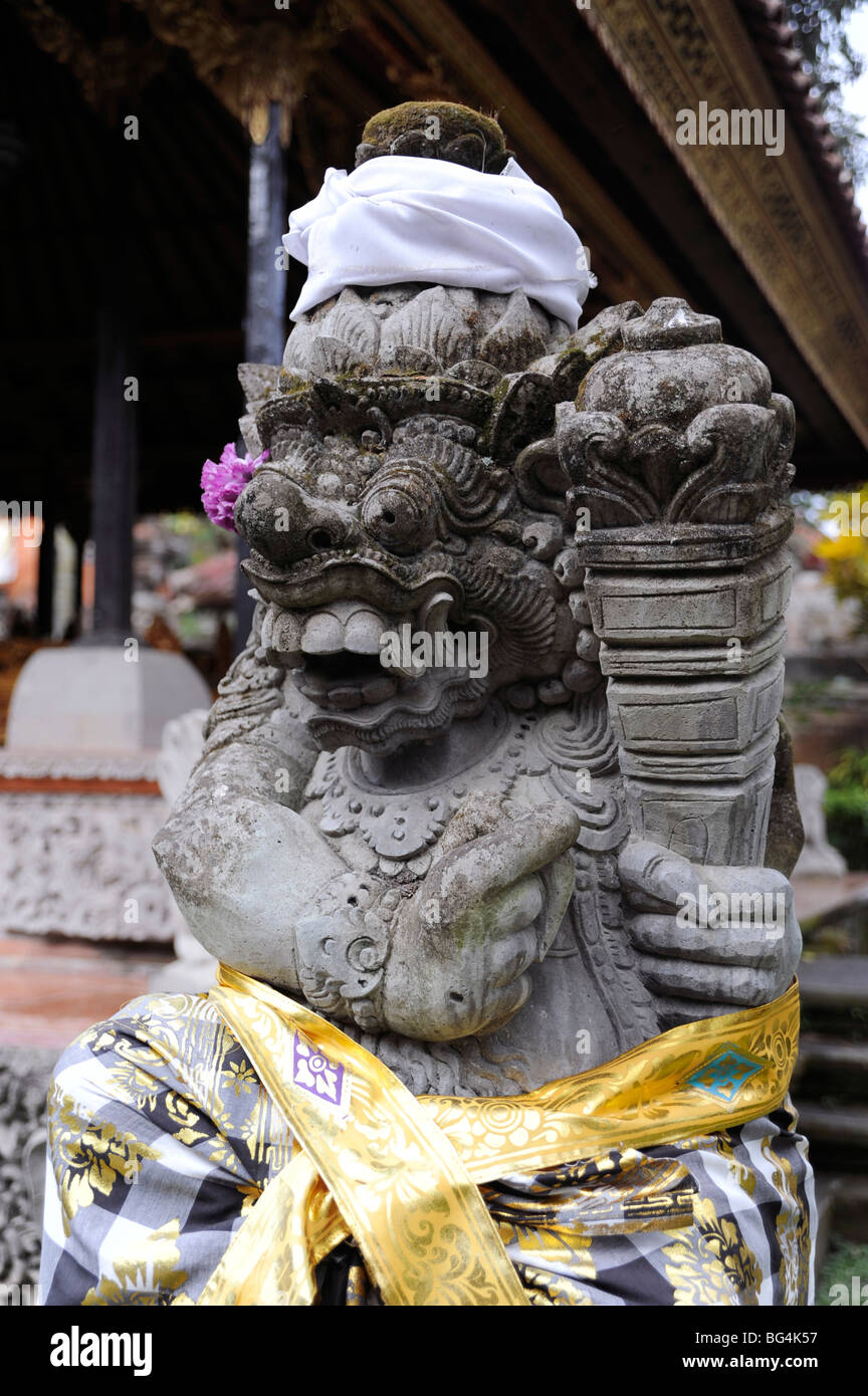 Temple statue in Ubud Palace, Ubud, Bali, Indonesia Stock Photo - Alamy