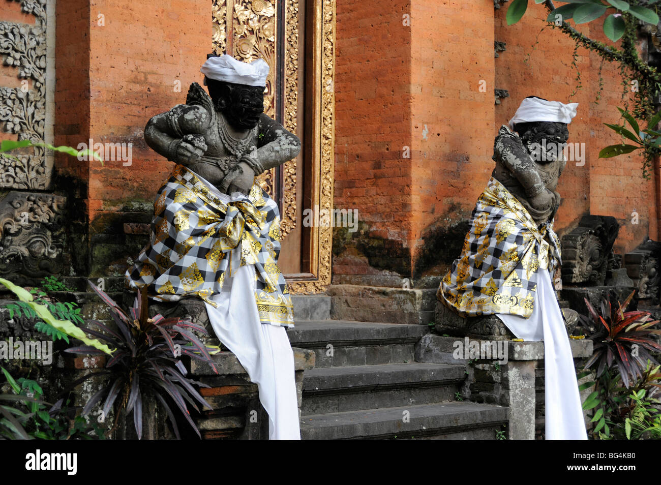 Temple statue in Ubud Palace, Ubud, Bali, Indonesia Stock Photo - Alamy
