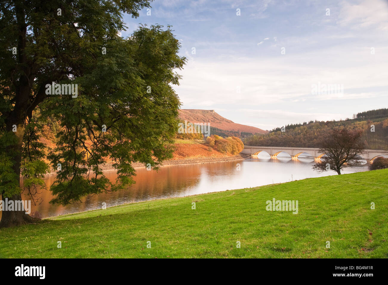 Ladybower reservoir & Great Tor in the Derbyshire Peak District ...