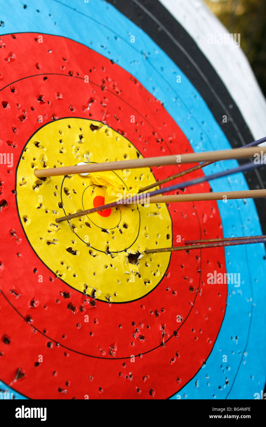 Archery arrows in flight hi-res stock photography and images - Alamy