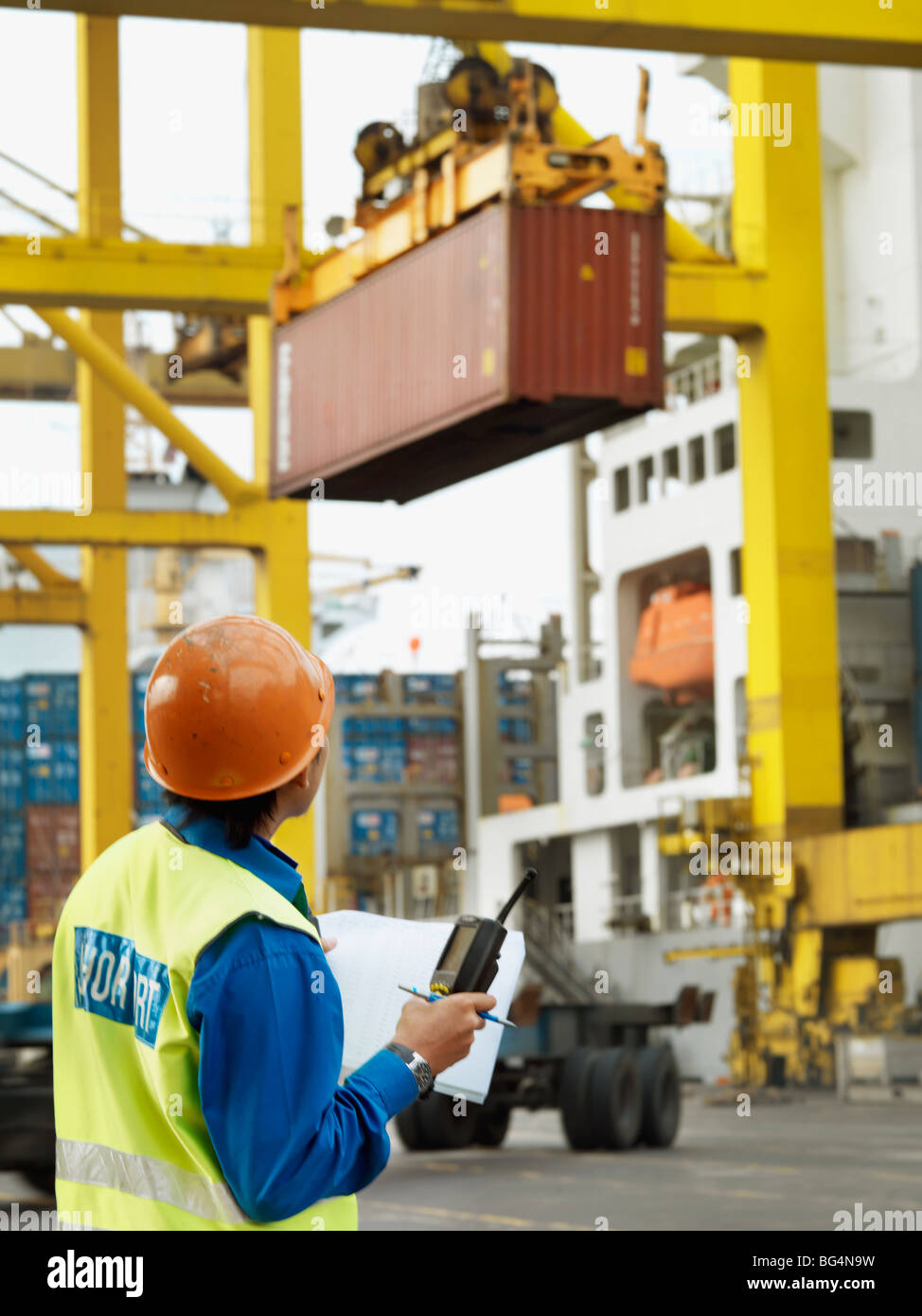 Manual worker on container ship hi-res stock photography and images - Alamy