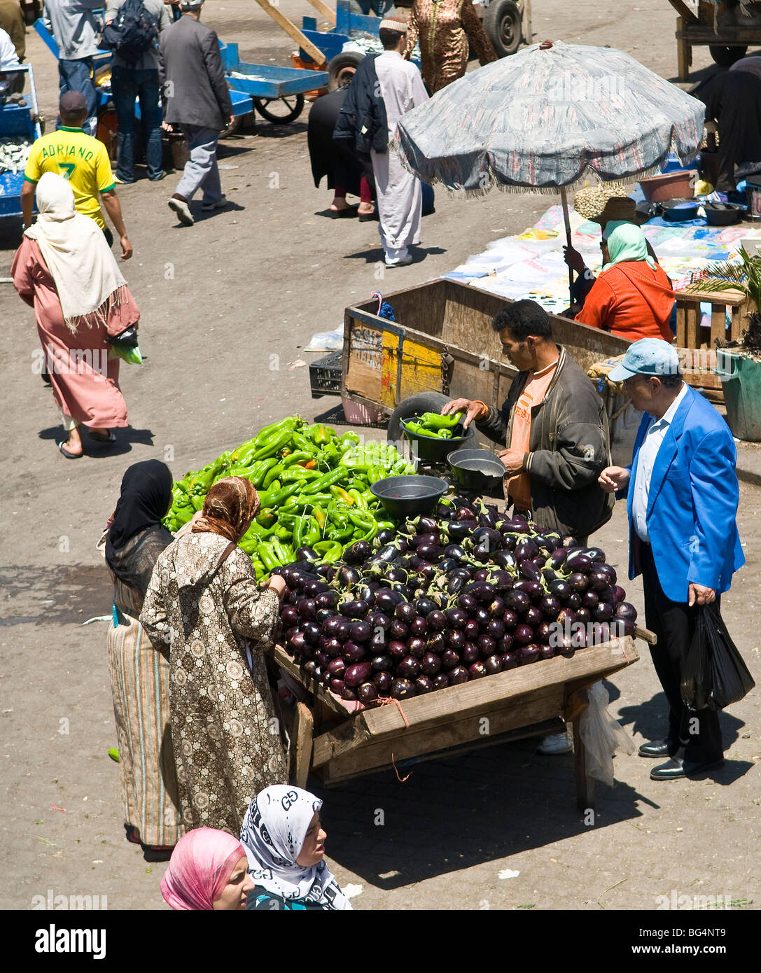 Busy market hi-res stock photography and images - Alamy