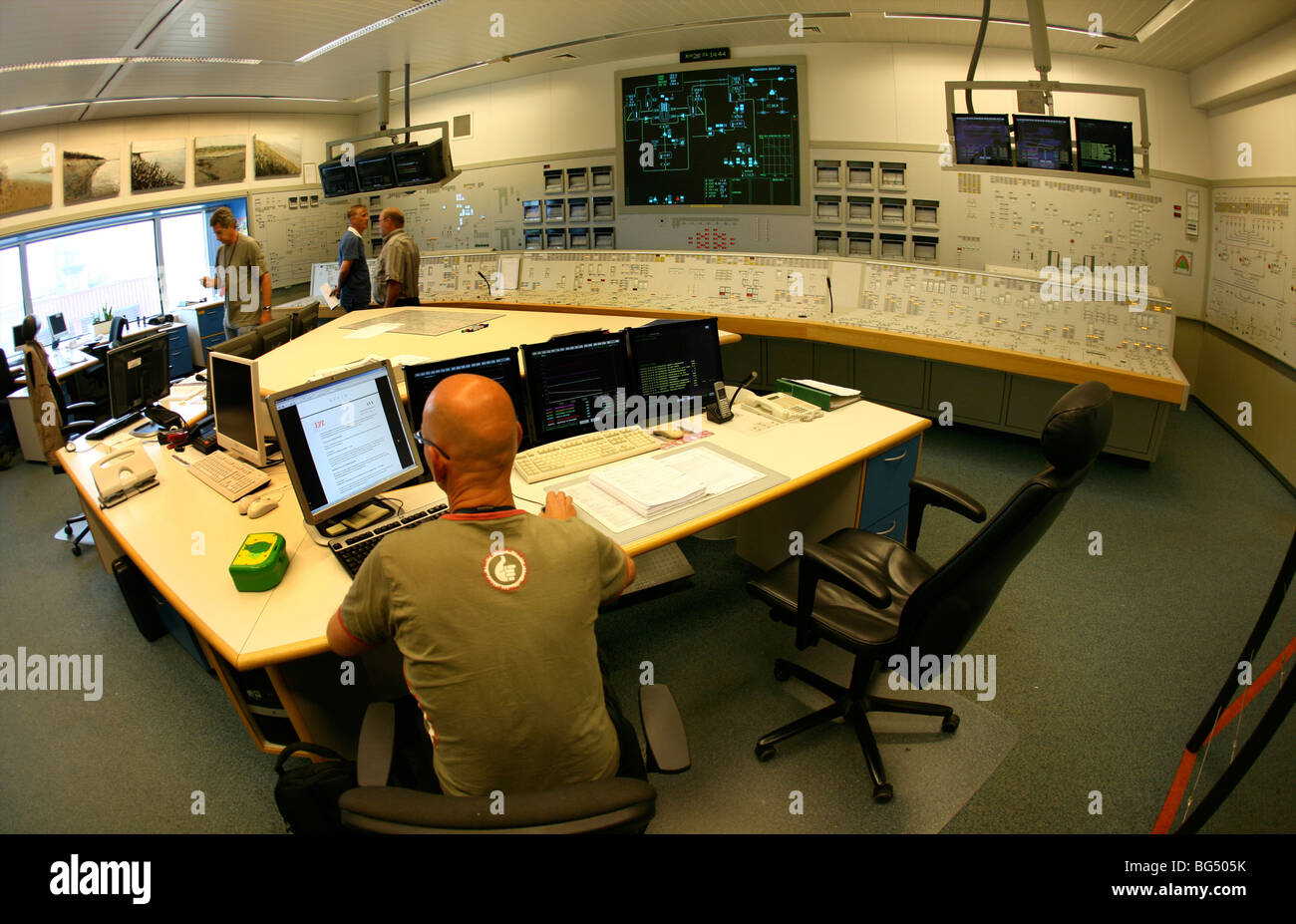 Operators in power station control room hi-res stock photography and ...
