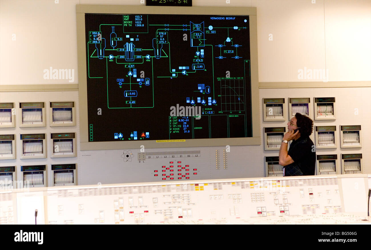 Operators in power station control room hi-res stock photography and ...
