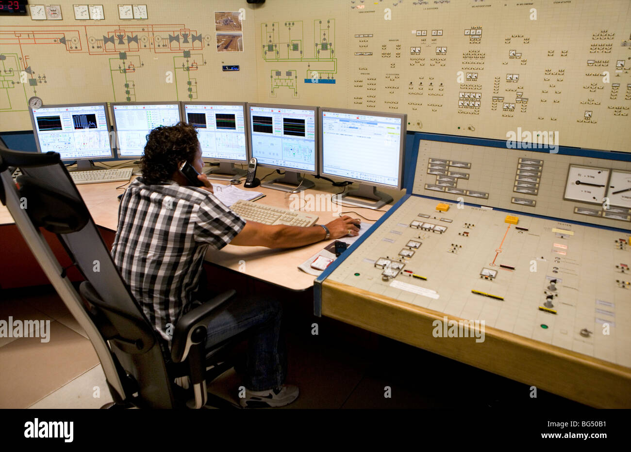 Operators in power station control room hi-res stock photography and ...