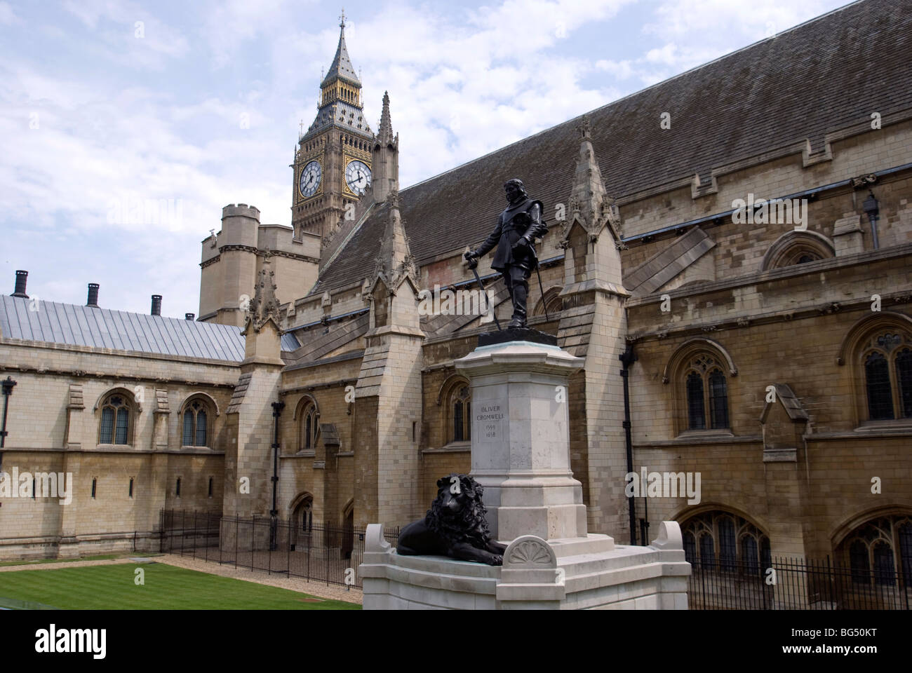 Part of the Palace of Westminster (Houses of Parliament) and the statue ...