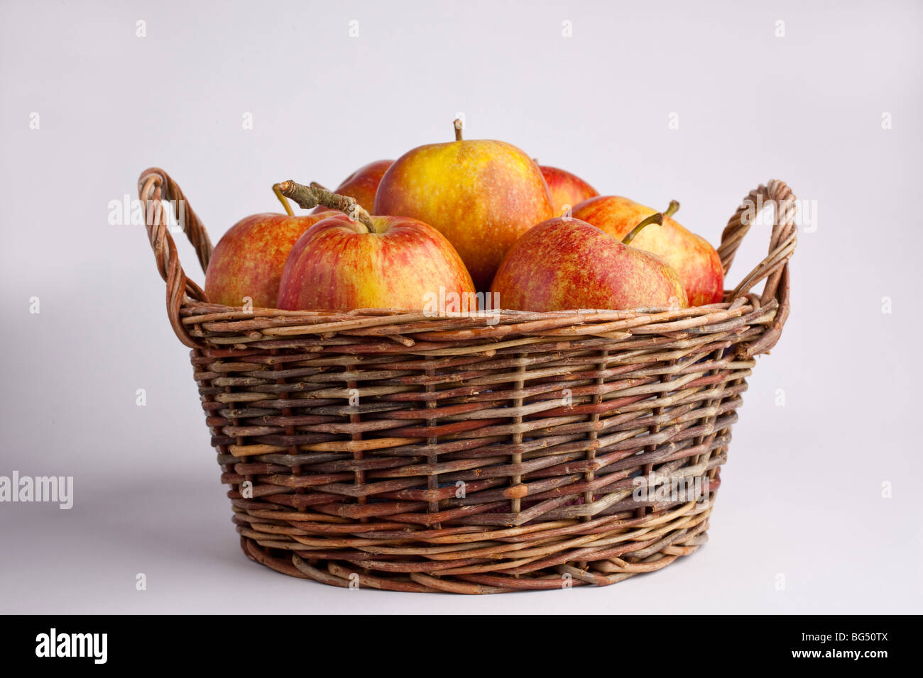 A basket of apples Stock Photo - Alamy
