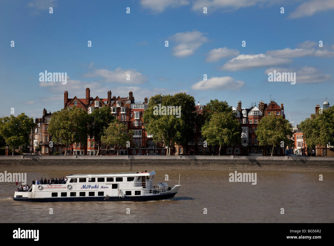 Red brick mansion buildings along Chelsea Embankment. The river Thames ...