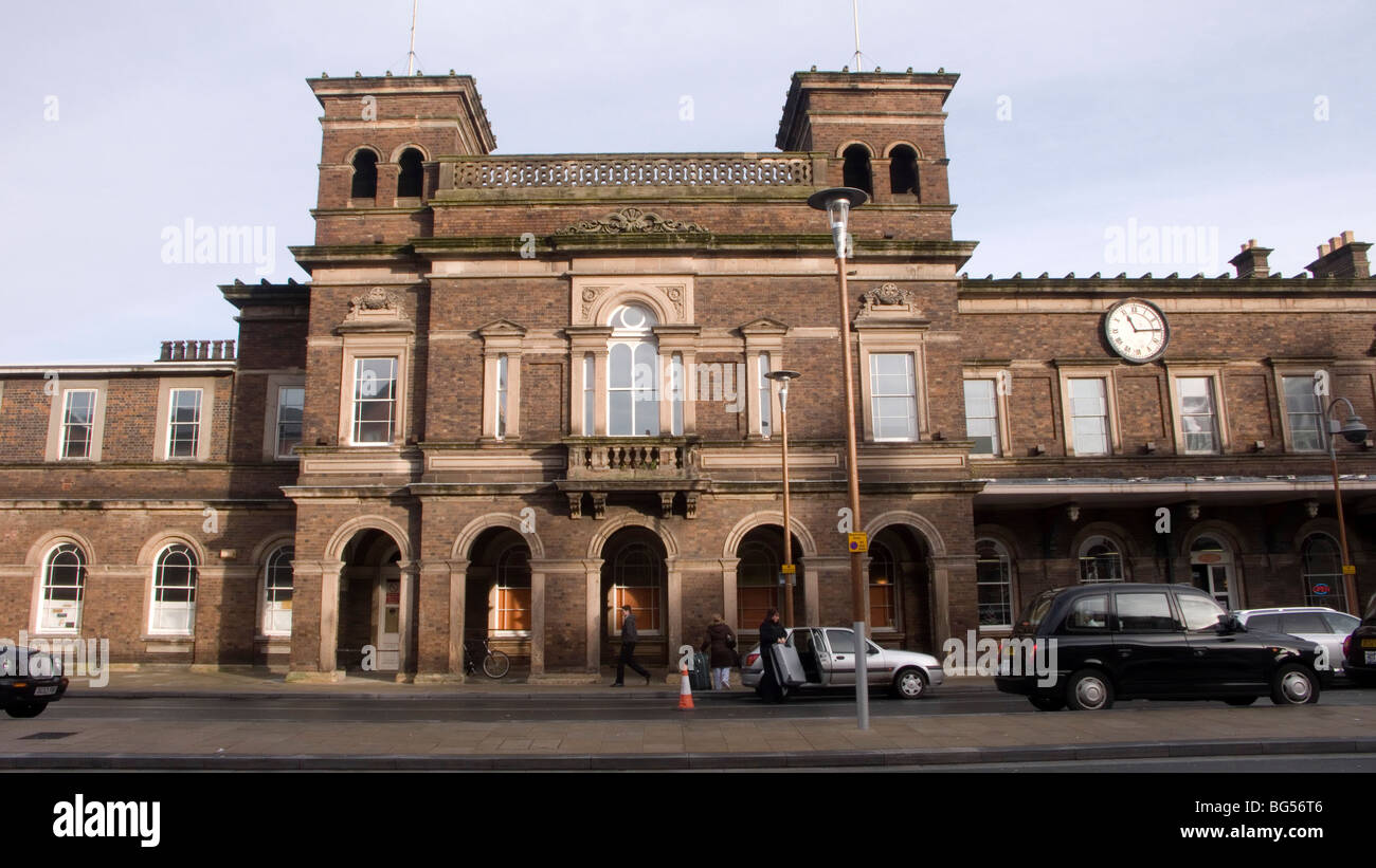 Chester railway station hi-res stock photography and images - Alamy