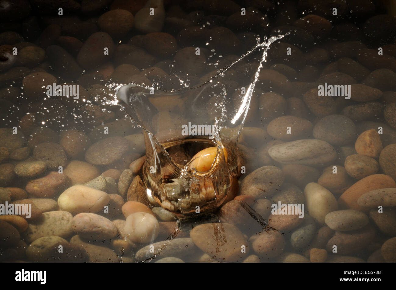 Pebble water ripples hi-res stock photography and images - Alamy