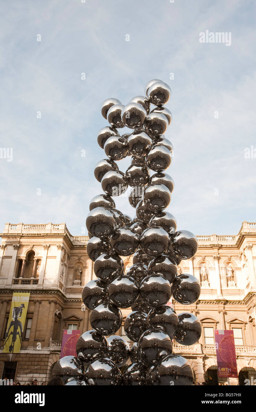 Reflective ball sculpture hi-res stock photography and images - Alamy