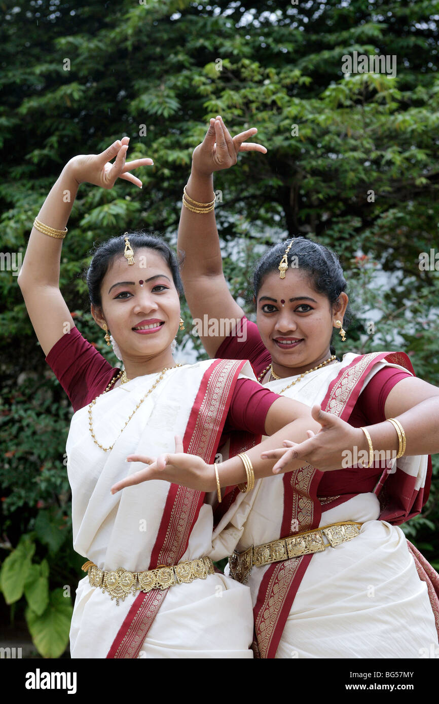 Female dancer performing indian traditional hi-res stock photography ...