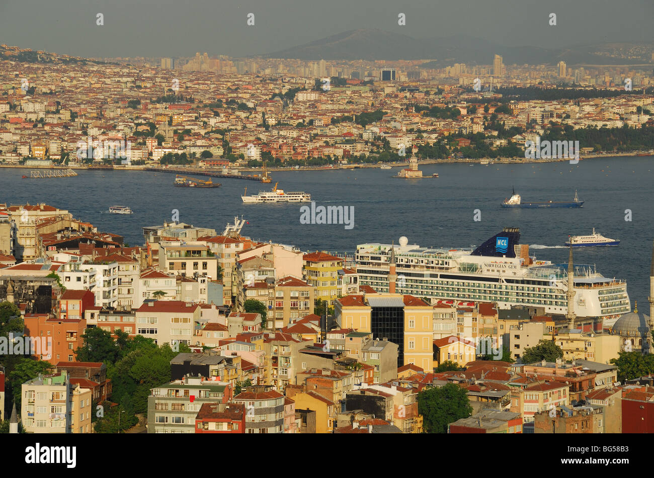 Turkey istanbul bosphorus harbour ships hi-res stock photography and ...