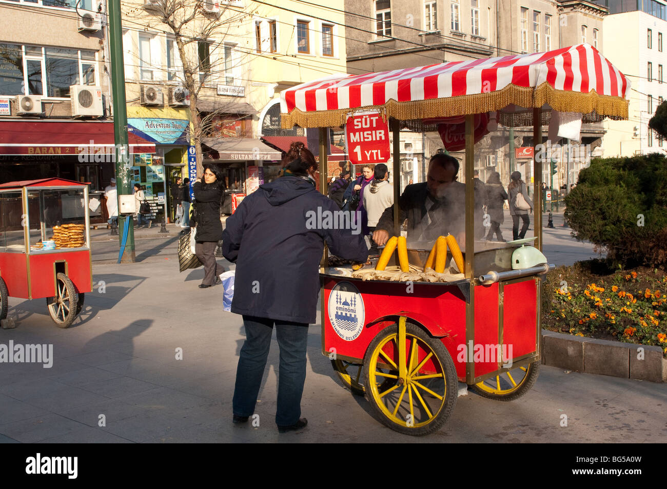 Sweetcorn stall in Sultanahmet, Istanbul, Turkey Stock Photo - Alamy