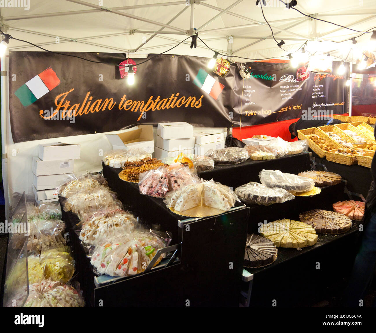 Italian food market stall Stock Photo - Alamy