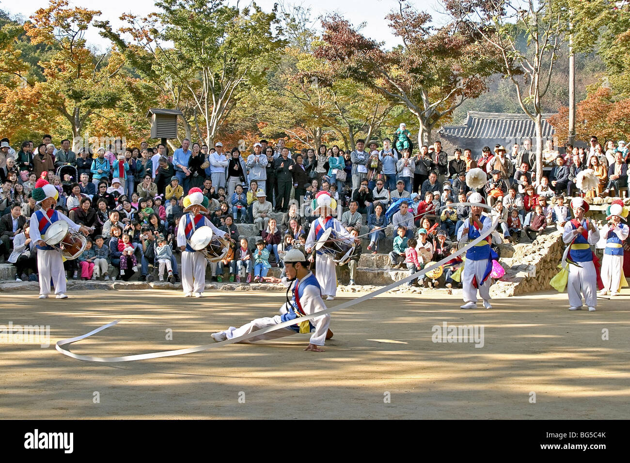 Traditional farmers' dance at Korean Folk Village outside Seoul, Korea ...
