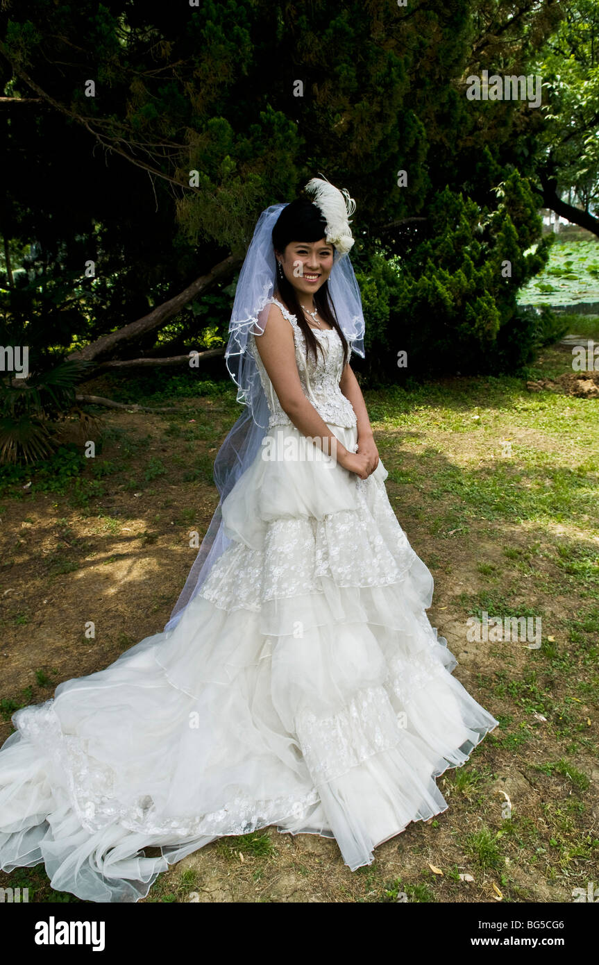 A cute Chinese bride Stock Photo - Alamy