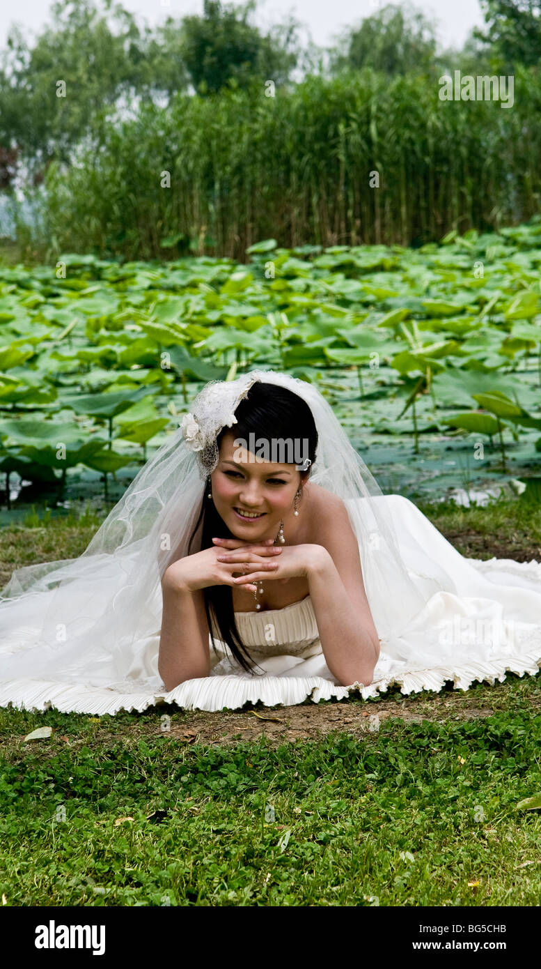 A cute Chinese bride Stock Photo - Alamy