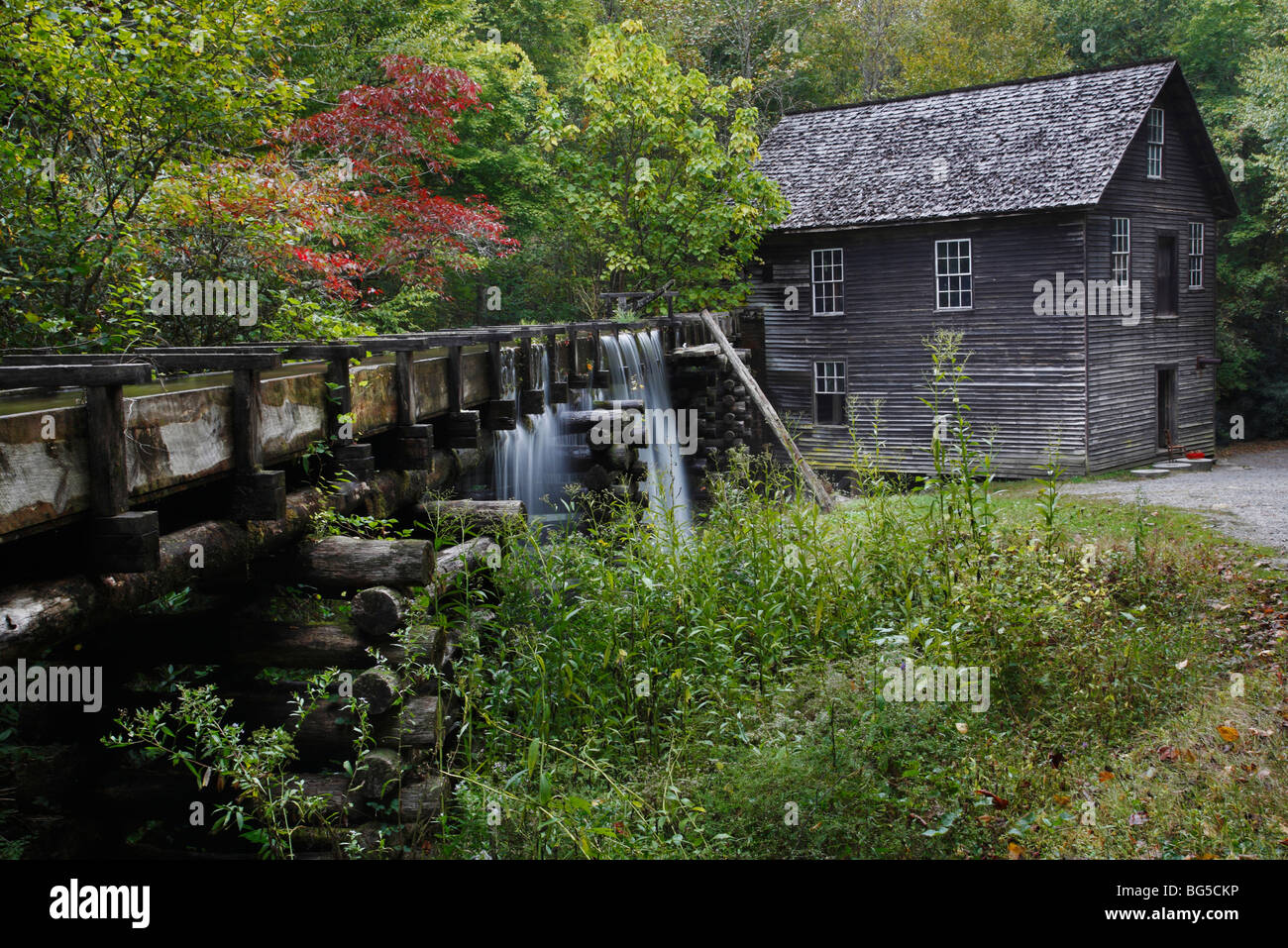 Flow of water flows through the wooden flume hi-res stock photography ...