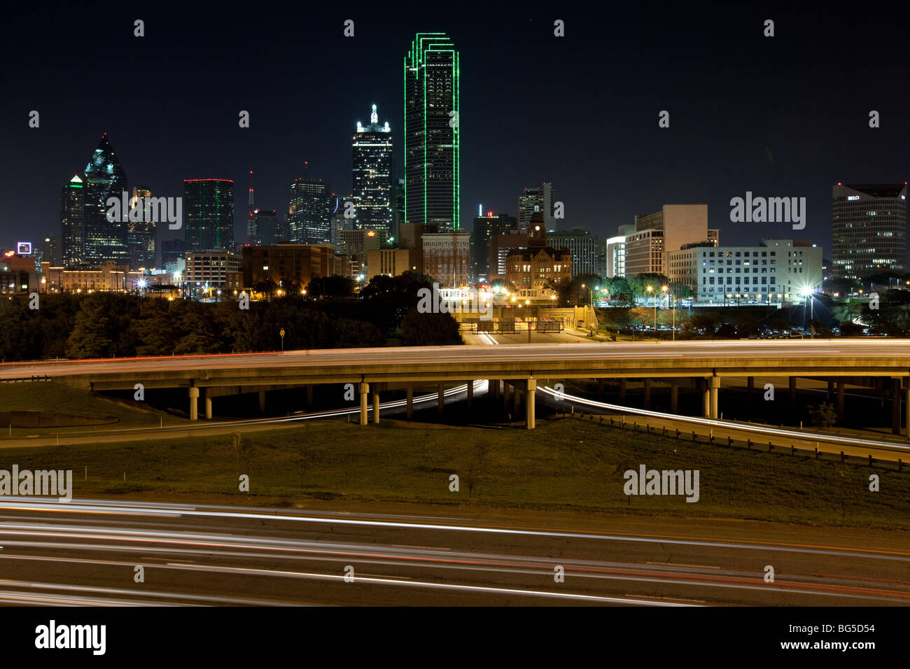 Dallas skyline at night hi-res stock photography and images - Alamy