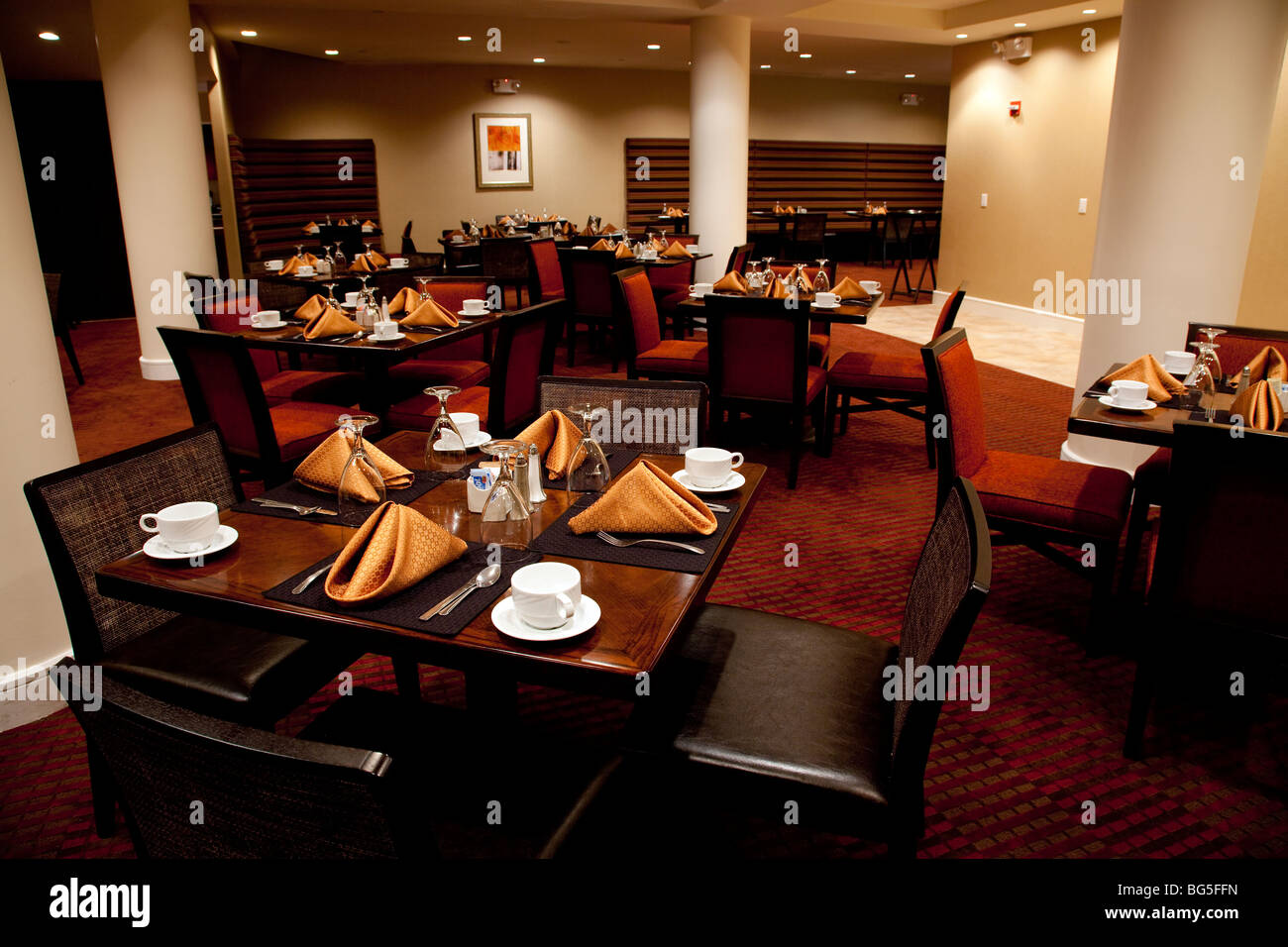 Empty restaurant setup ready for diners Stock Photo - Alamy