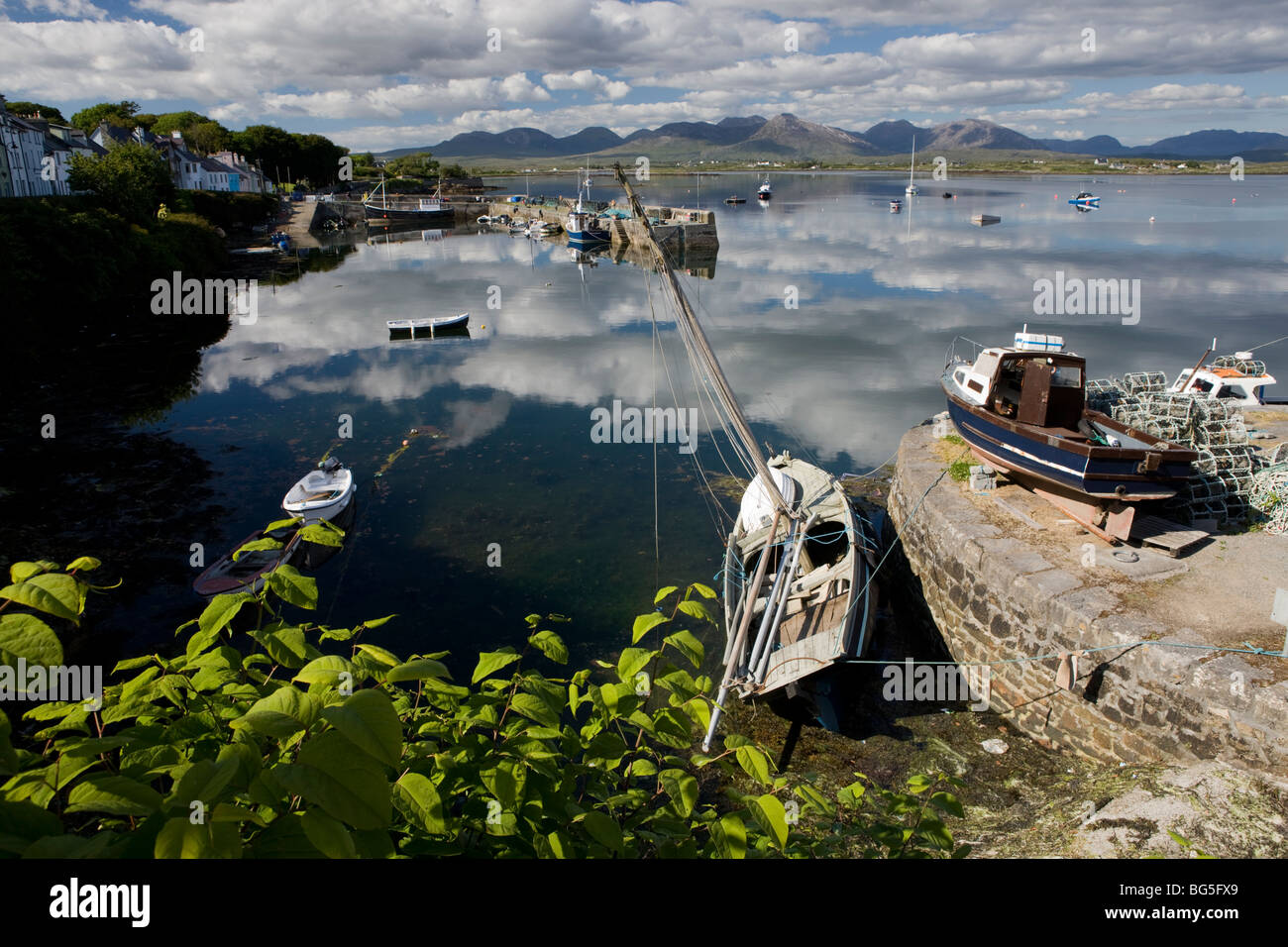 Roundstone harbour, Connemara, West coast of Ireland Stock Photo - Alamy
