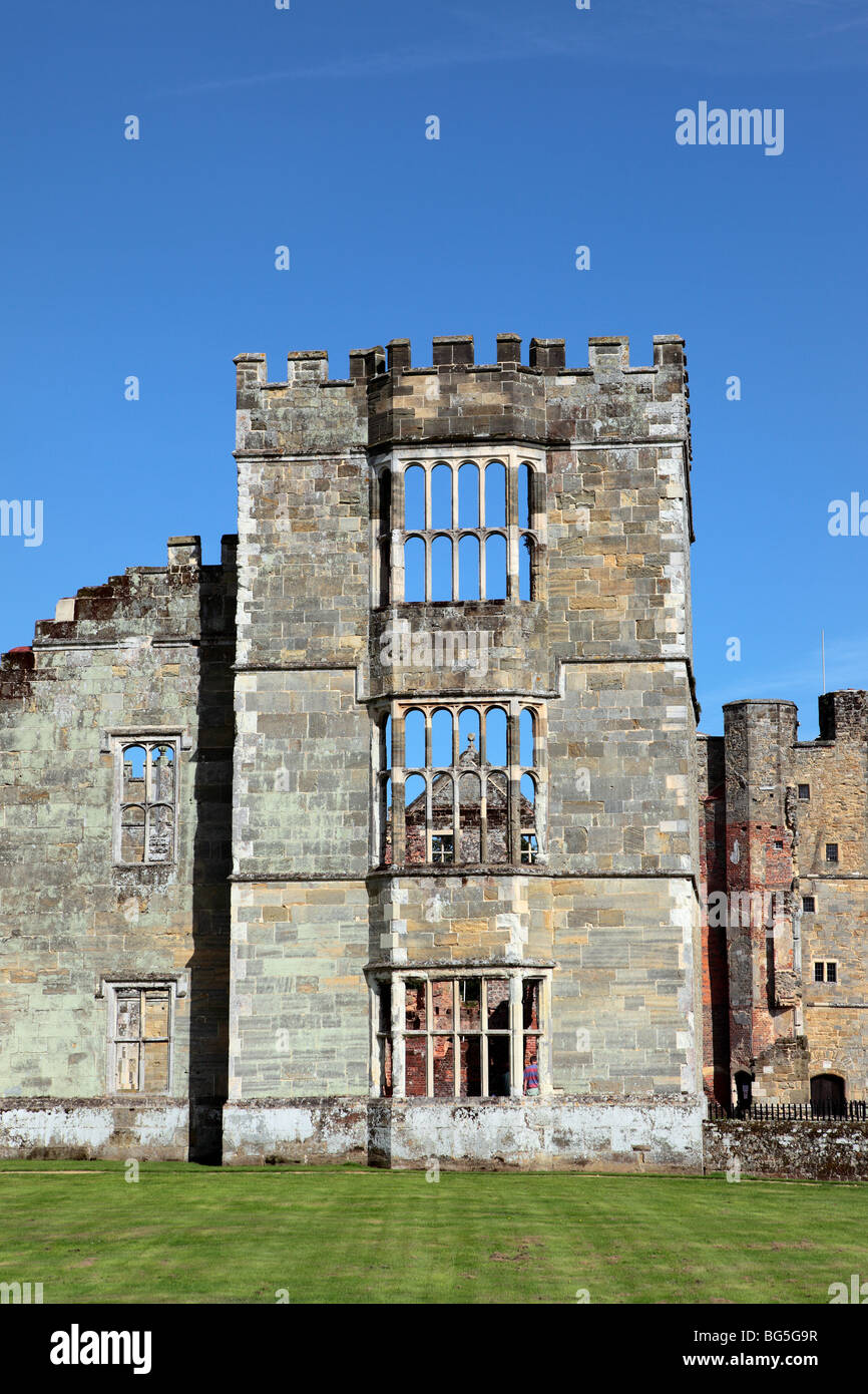 Run down medieval castle ruins hi-res stock photography and images - Alamy