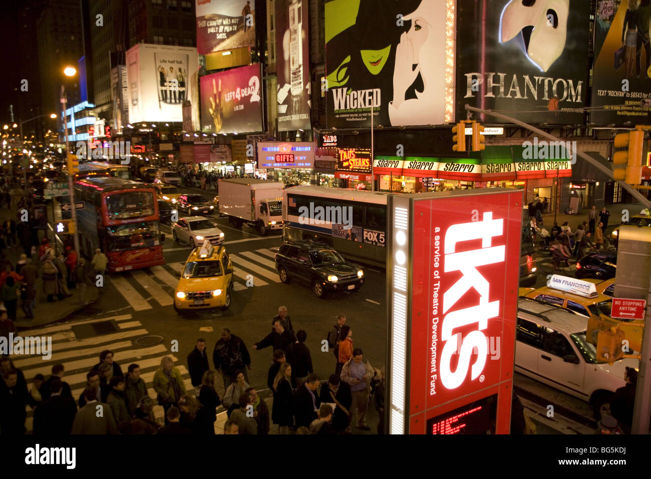 Nighttime in the Times Square area of New York City Stock Photo - Alamy