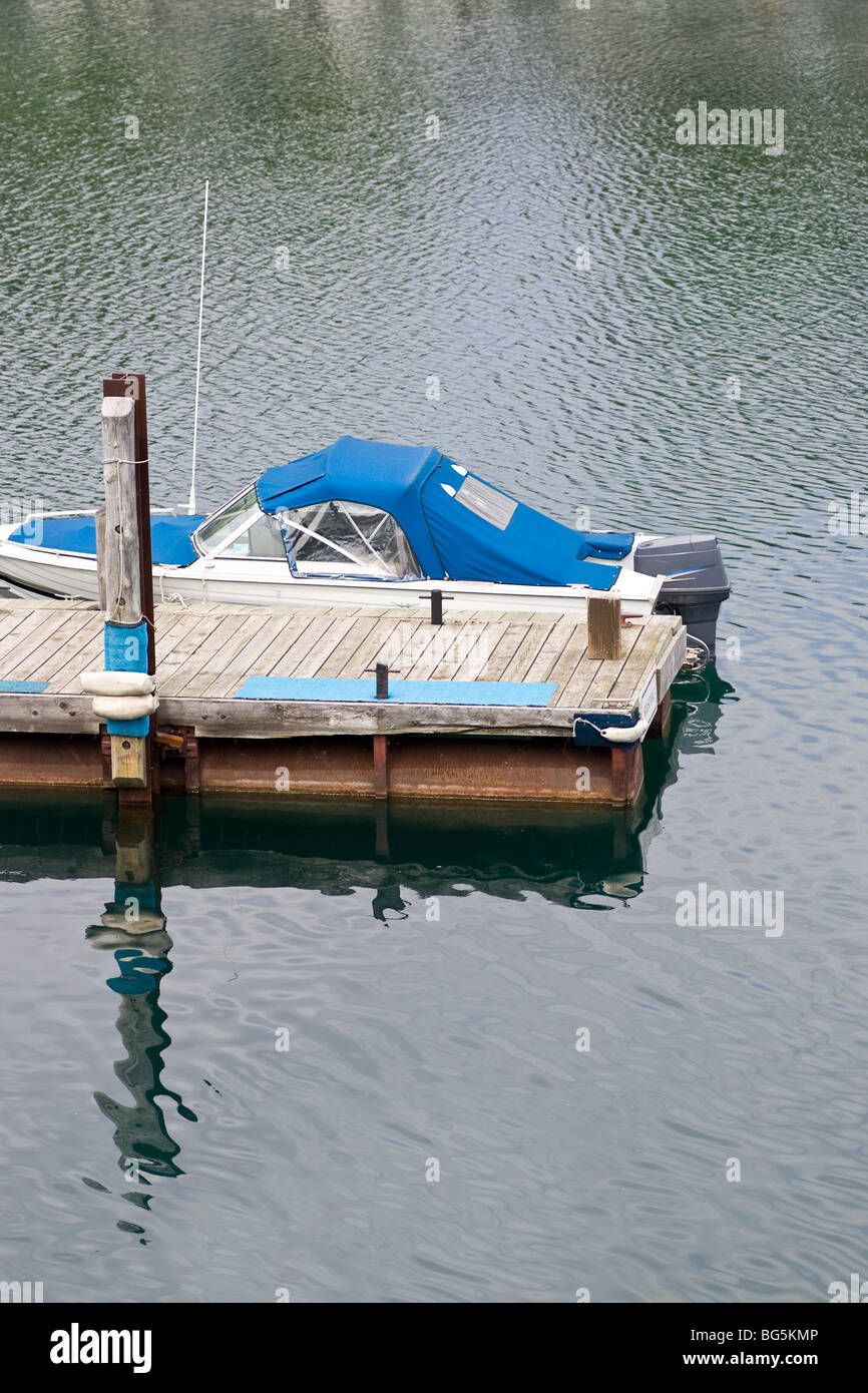 Boat with tarp hi-res stock photography and images - Alamy