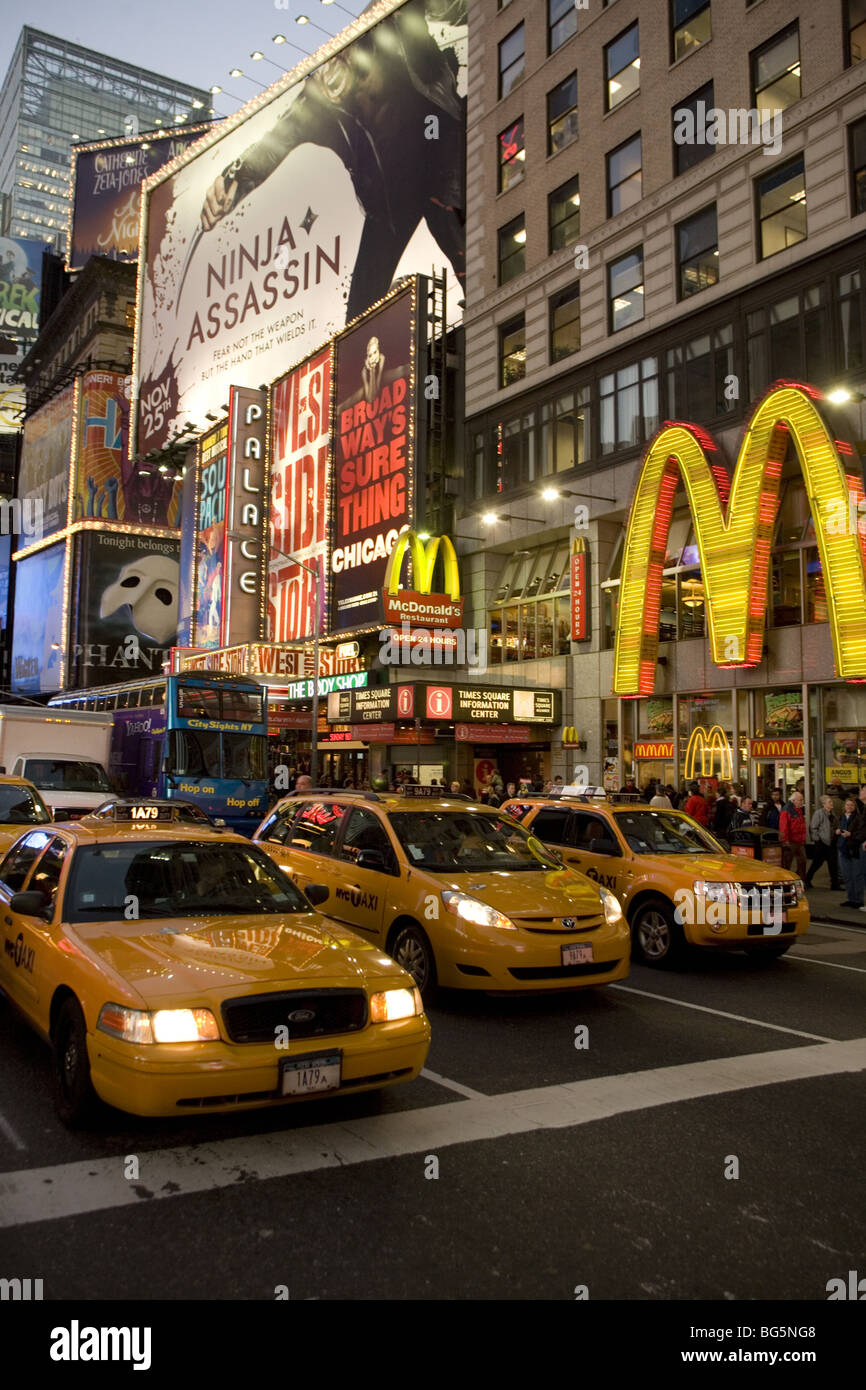 Nighttime in the Times Square area of New York City Stock Photo - Alamy