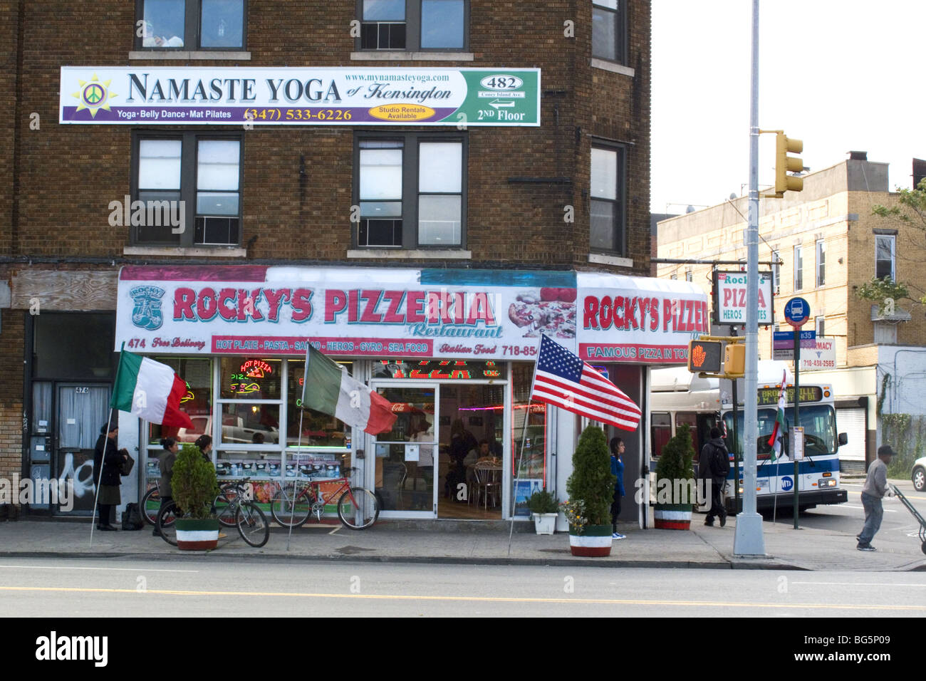 Corner restaurant new york hi-res stock photography and images - Alamy