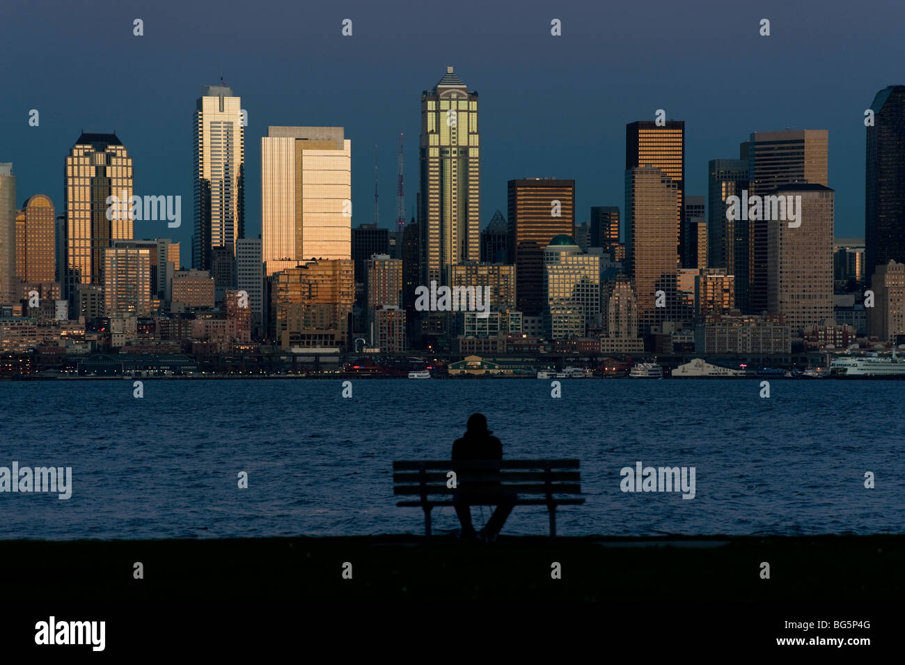 Beautiful night shoot downtown water hi-res stock photography and ...