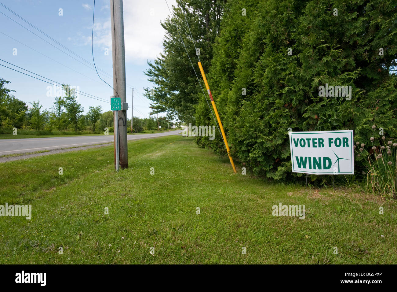 Sign showing public support for alternative energy Stock Photo - Alamy