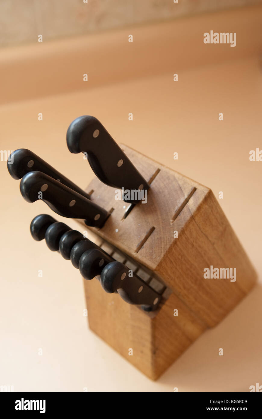 Steel kitchen knives in a wooden block Stock Photo - Alamy