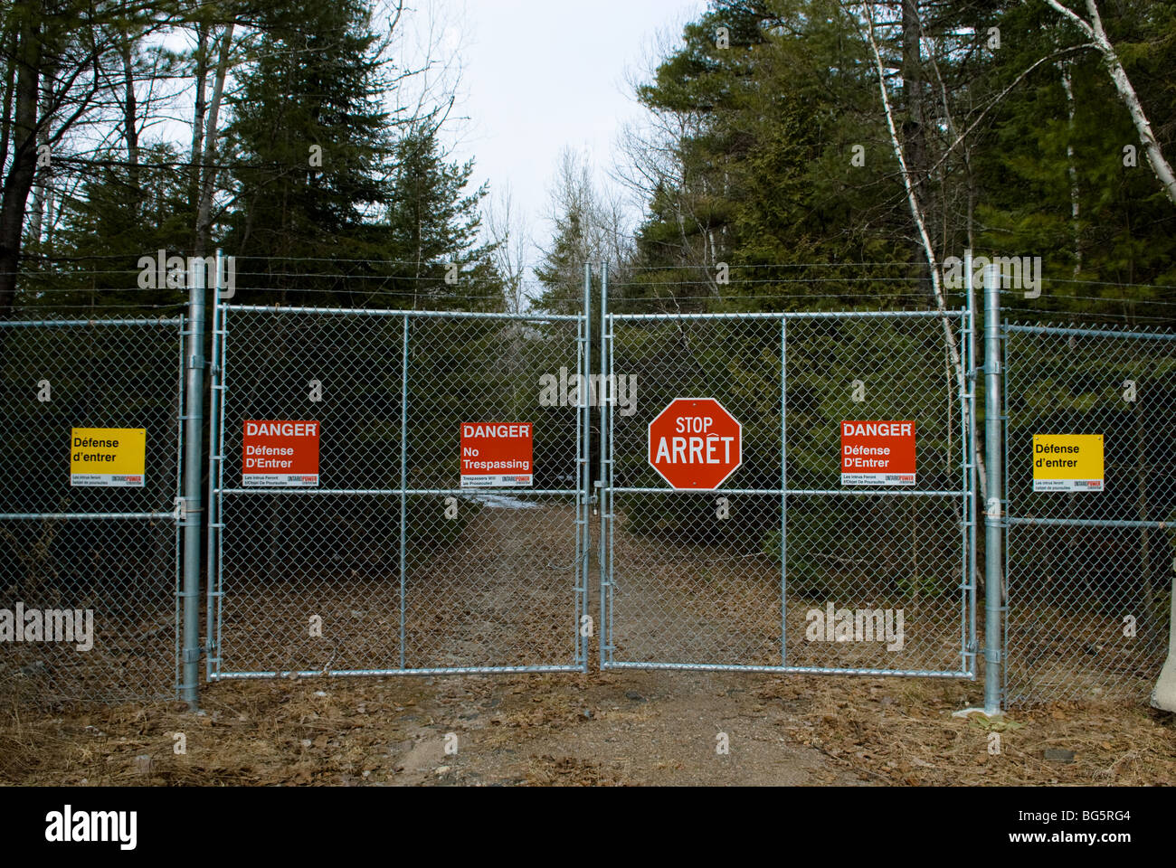 Sinage on a chain link fence declaring no trespassing Stock Photo - Alamy