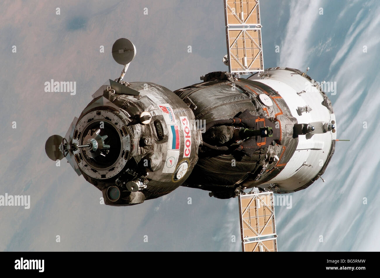 Soyuz TMA-6 spacecraft approaches thr international space station Stock ...