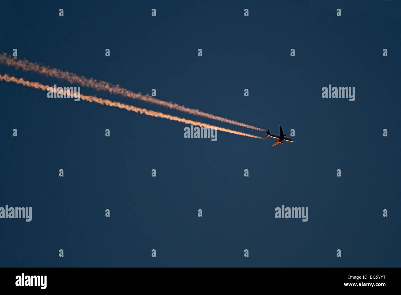 Sky with plane trail hi-res stock photography and images - Alamy
