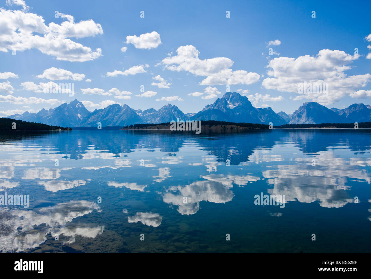 The Teton Range reflected in Jackson Lake, Grand Teton National Park ...