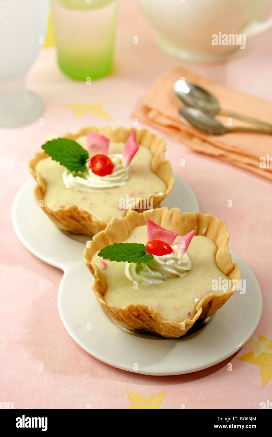 Filo pastry basket hi-res stock photography and images - Alamy