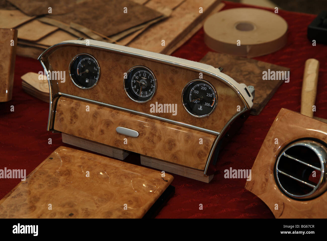 2011 Bentley Mulsanne Wooden instrument panel Stock Photo - Alamy