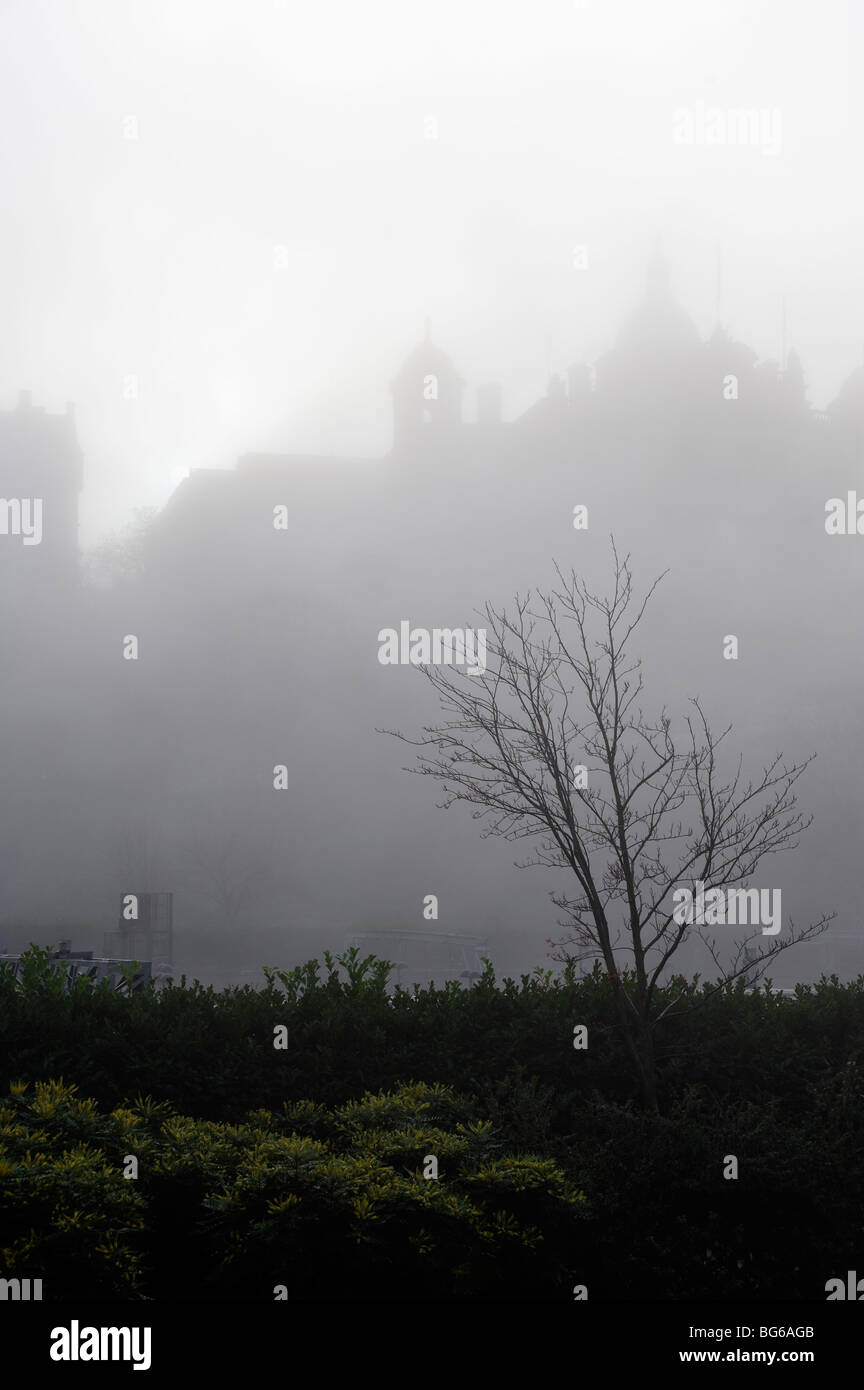 Scotland skyline edinburgh fog hi-res stock photography and images - Alamy