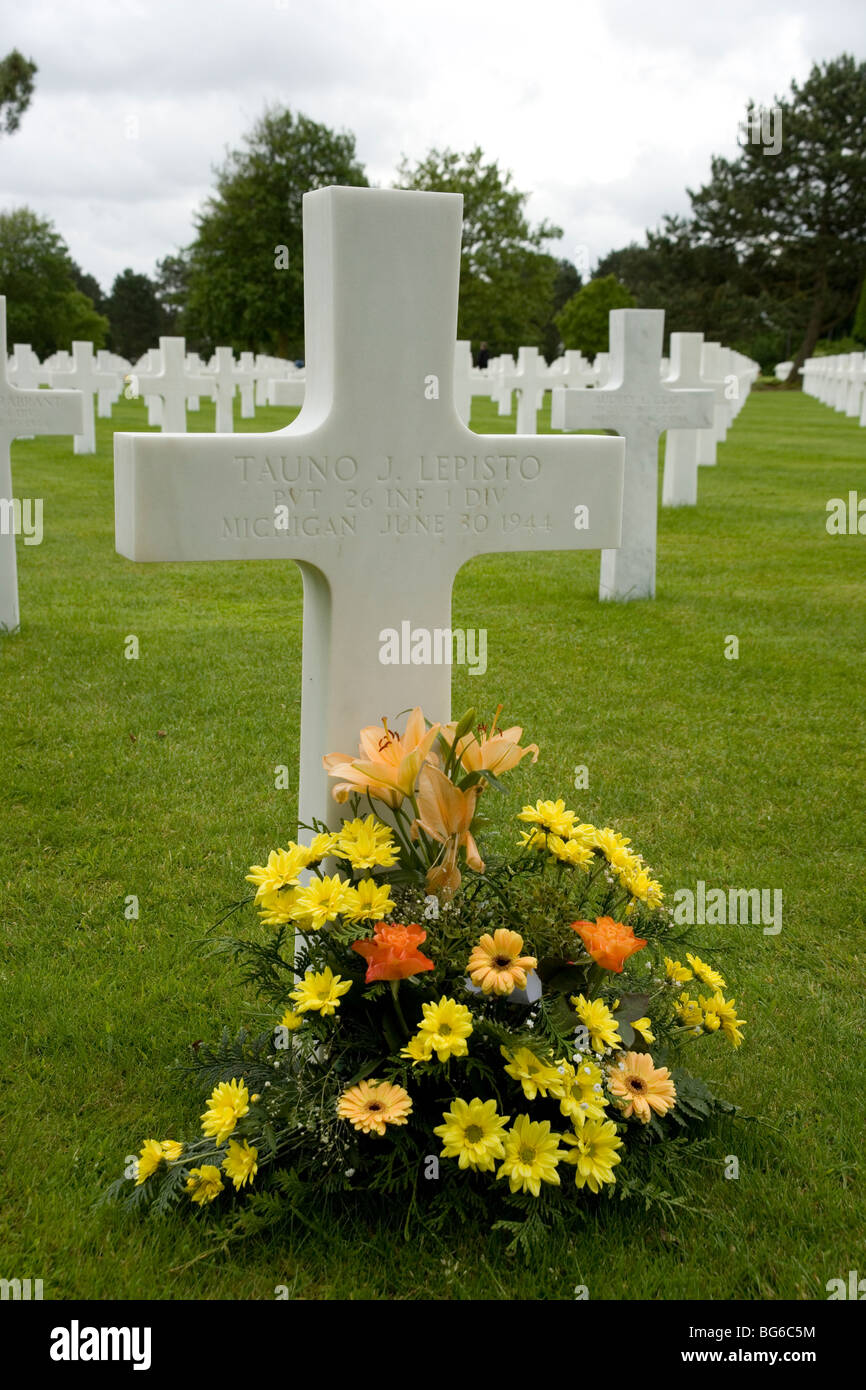 Grave with flowers at The Normandy American National Cemetery ...