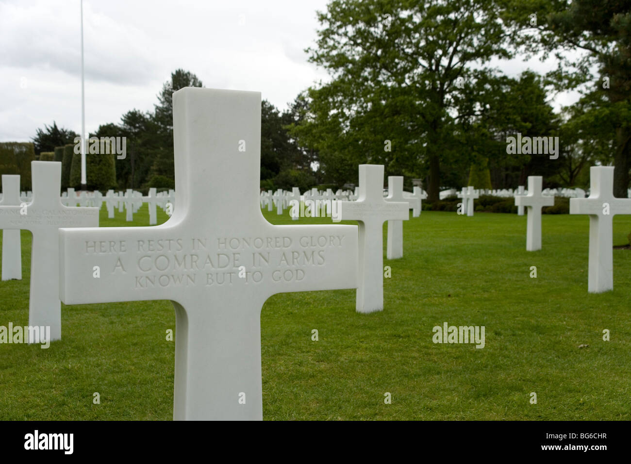 Unknown soldier's grave and inscription at The Normandy American ...
