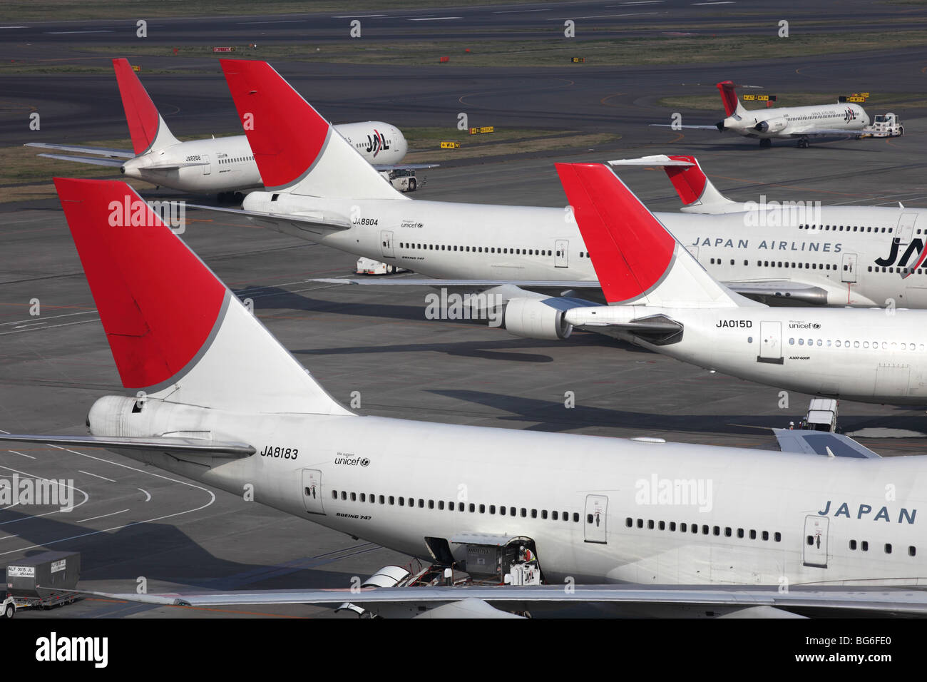 Japan Airline jets at Haneda Airport, Tokyo Stock Photo - Alamy