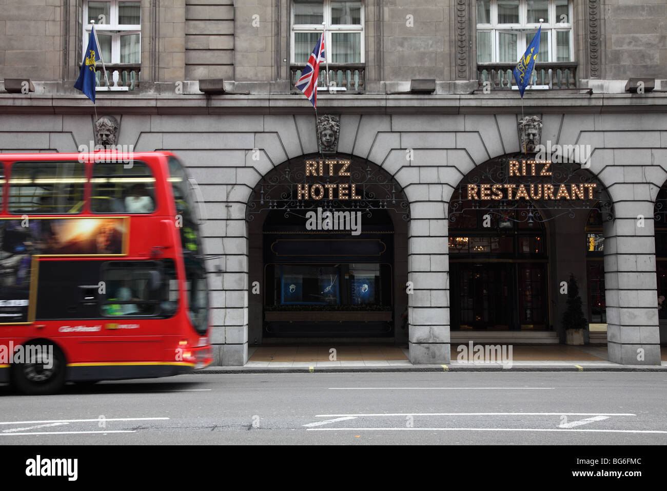 London bus passes the Ritz Hotel Stock Photo - Alamy