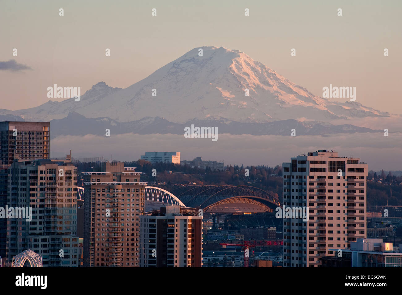 Ranier mountain seattle skyline snow hi-res stock photography and ...