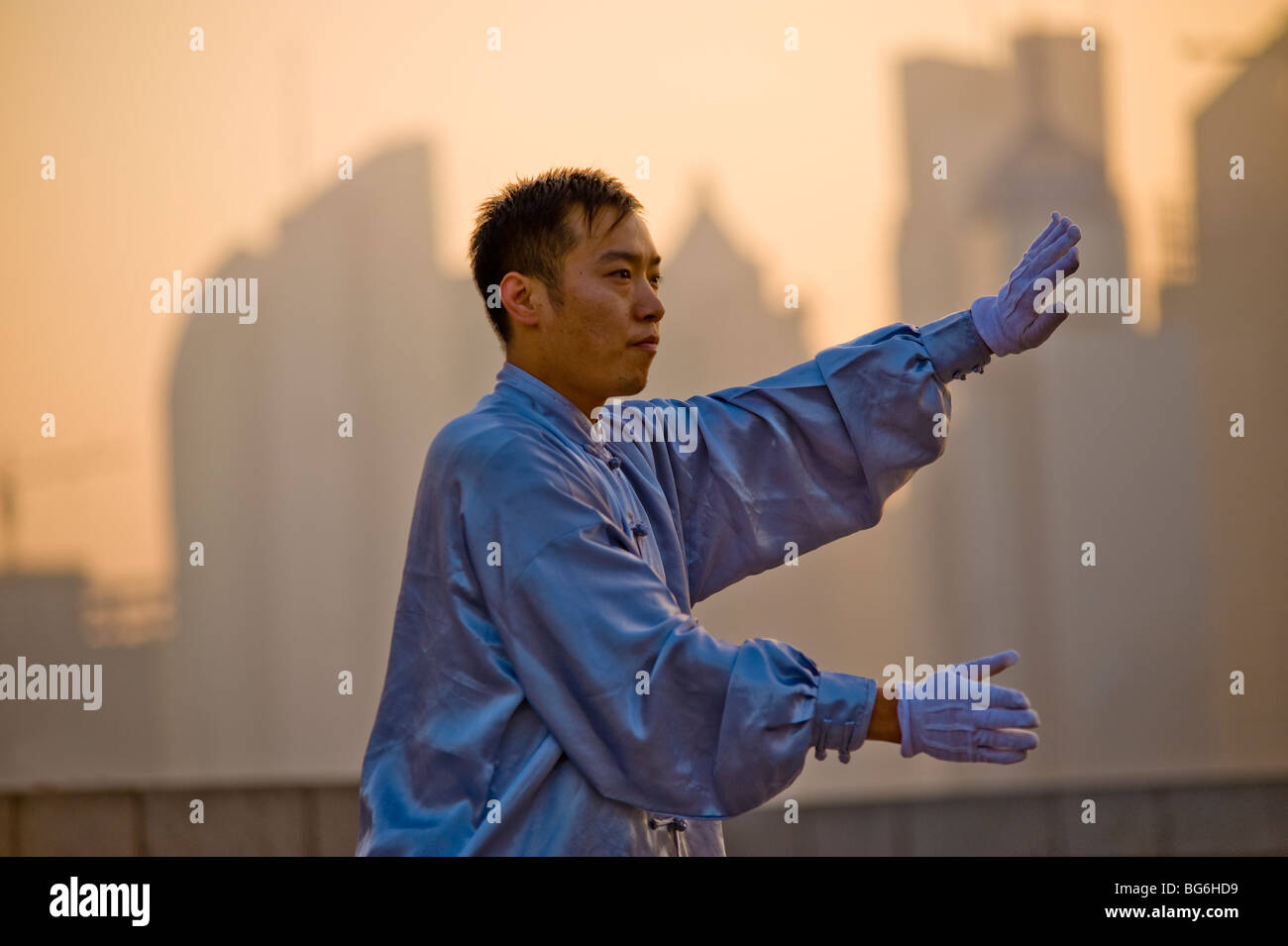 Shanghai morning exercise on bund hi-res stock photography and images ...