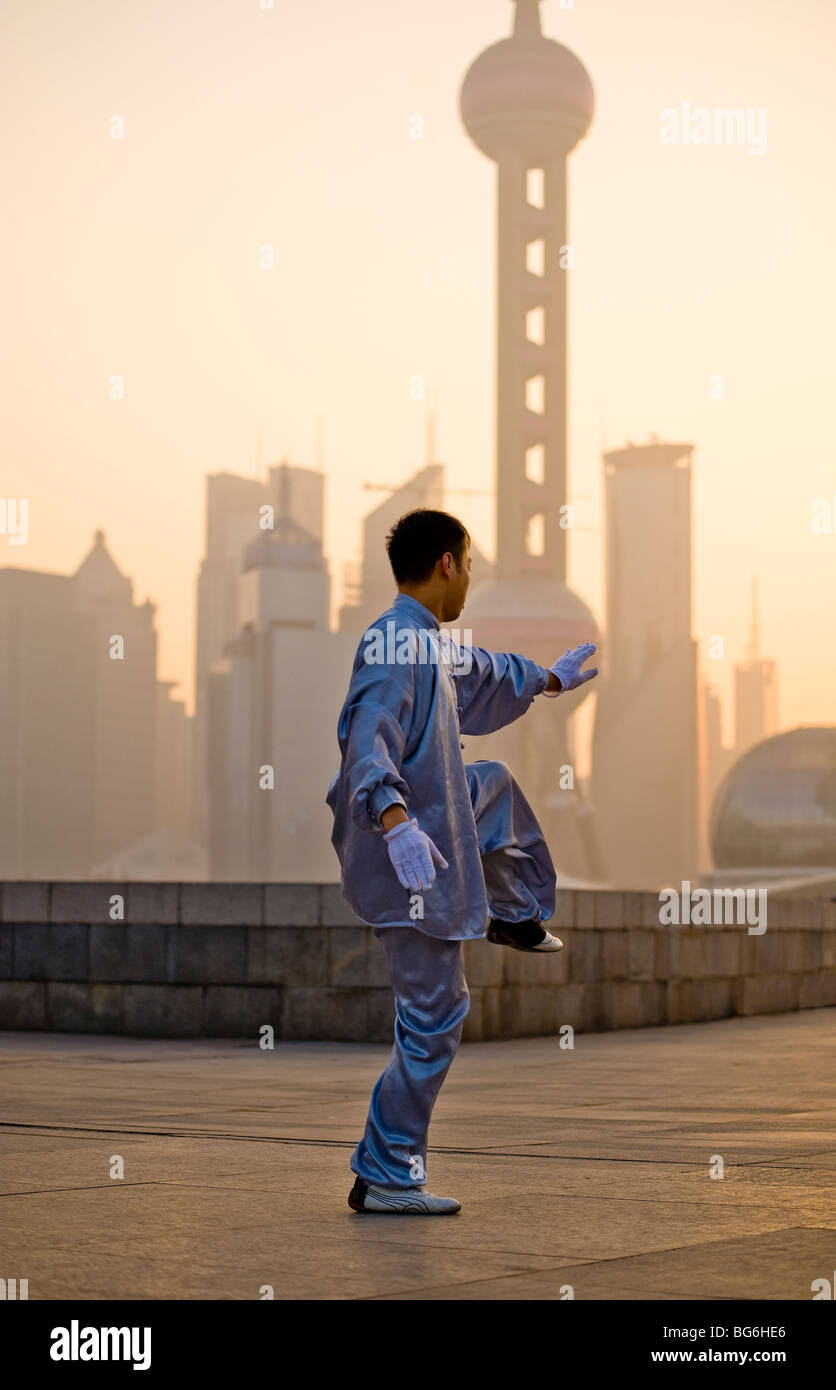 Shanghai morning exercise on bund hi-res stock photography and images ...