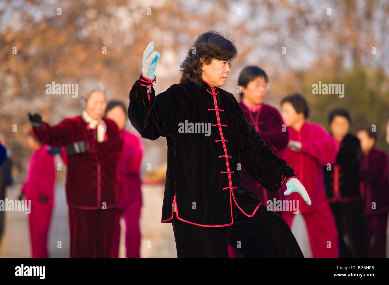 Shanghai morning exercise on bund hi-res stock photography and images ...