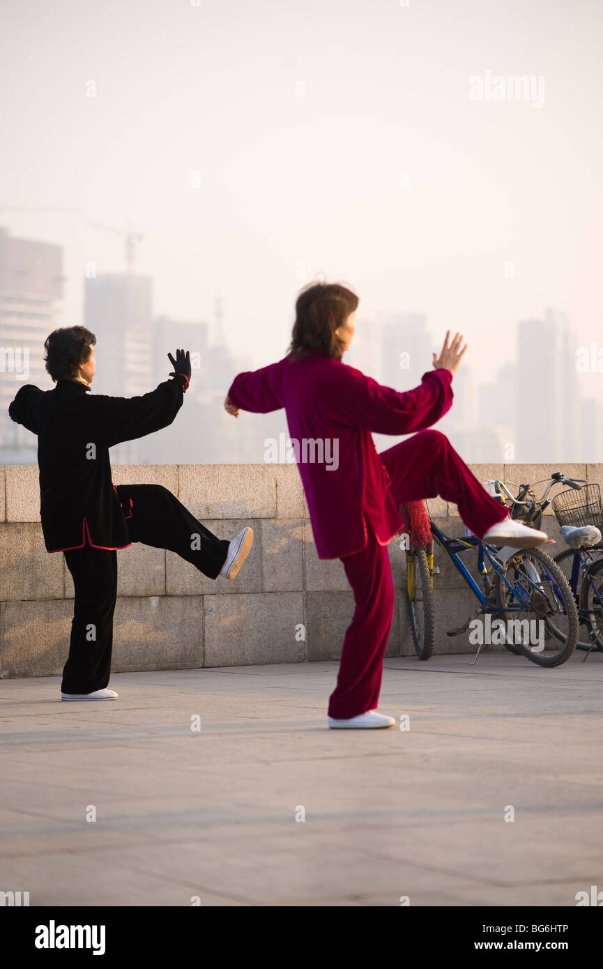 Shanghai morning exercise on bund hi-res stock photography and images ...